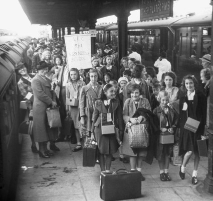 Evacuees arrive at Watford | Watford | Herts Memories